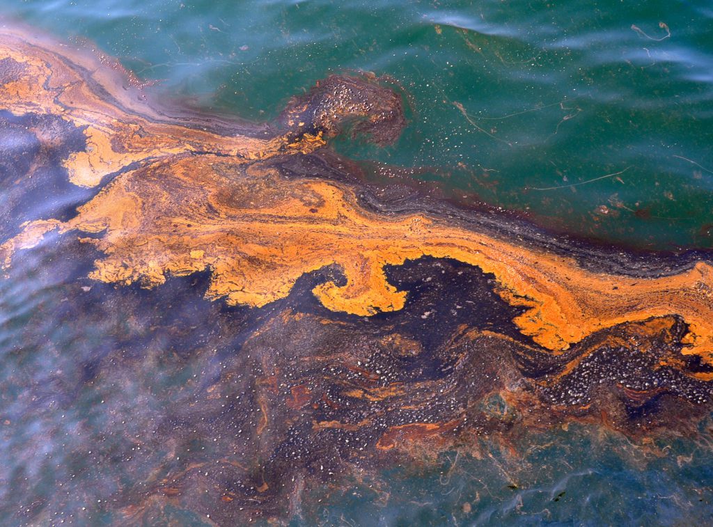 Dissolving oil in a sunlit sea – Woods Hole Oceanographic Institution